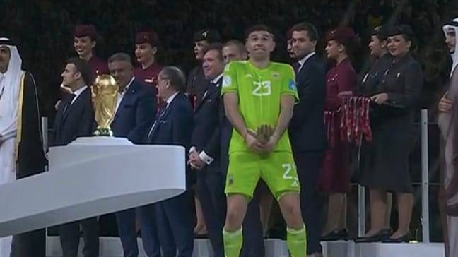 [VIDEO] El llamativo festejo de "Dibu" Martinez al recibir el premio de mejor arquero